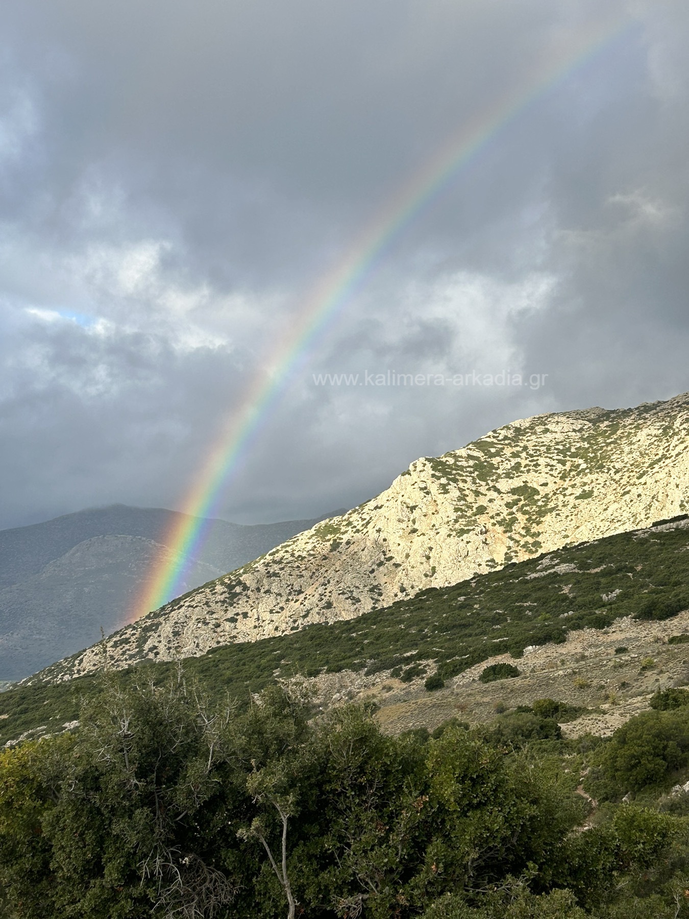 Υπέροχο το ουράνιο τόξο πάνω από τον Αχλαδόκαμπο! (εικόνες) - Kalimera ...