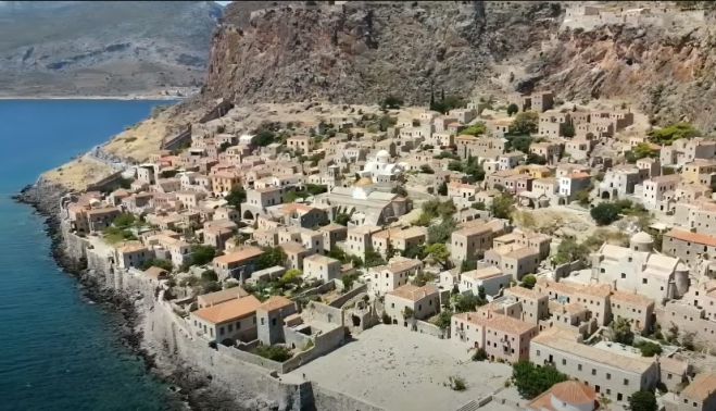 Η εντυπωσιακή καστροπολιτεία της Μονεμβασιάς από ψηλά (vd) - Kalimera ...